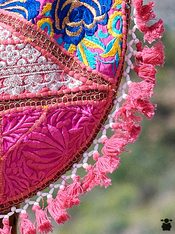 Bolso boho chic Mitt rosa con pompones 🥇 Oveja Bohemia