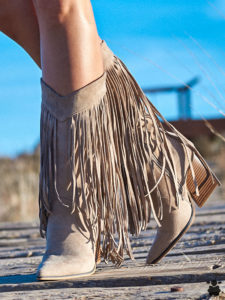 Botas cowboy con flecos largos color arena - Oveja Bohemia