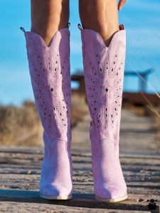 Botas cowboy rosas caladas modelo Huércal - Oveja Bohemia